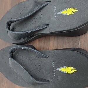 Volatile | Shoes | Volatile Size 6 Black Foam Platform Thong Sandals ...